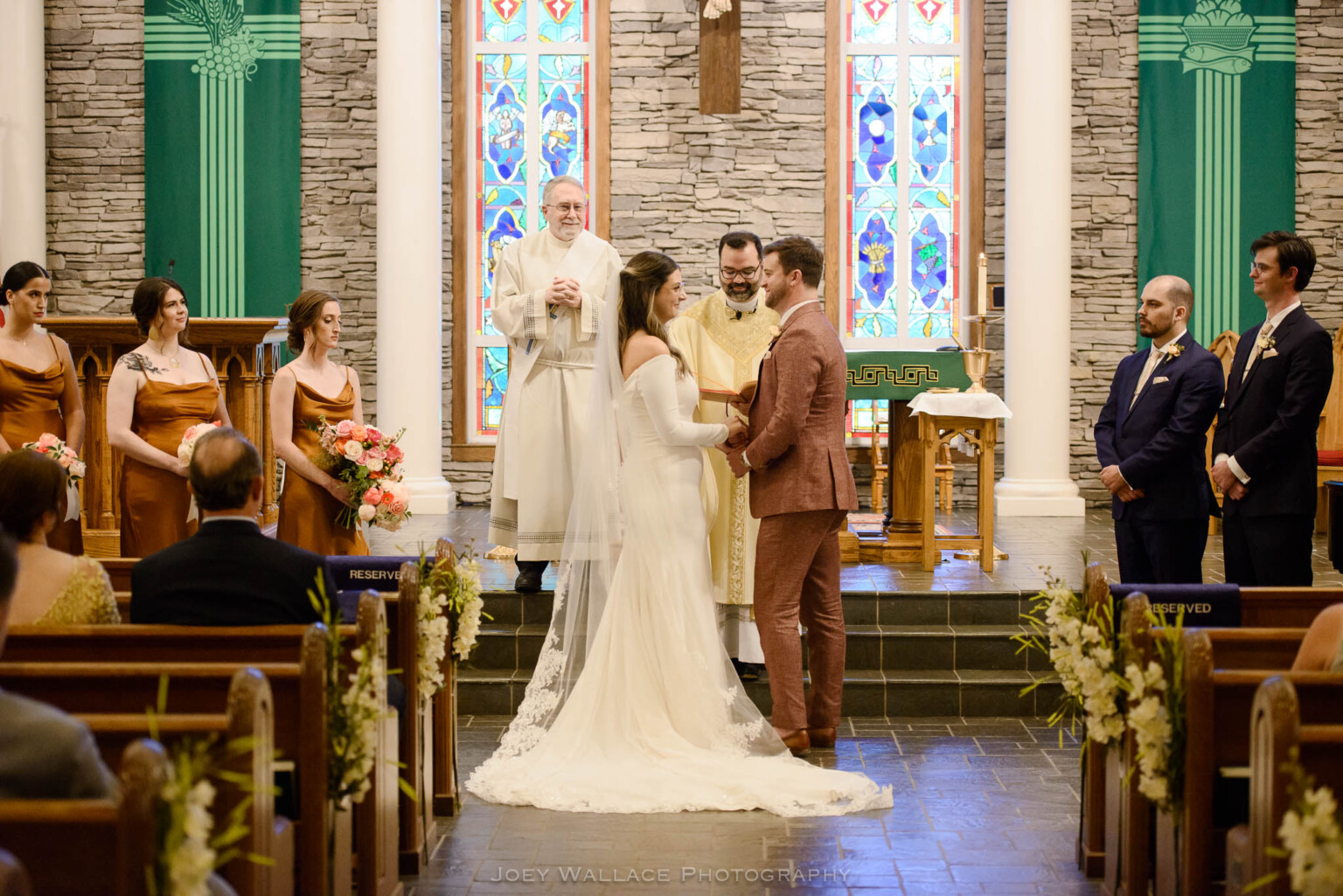 A heavenly catholic wedding ceremony at the Holy Trinity Catholic ...