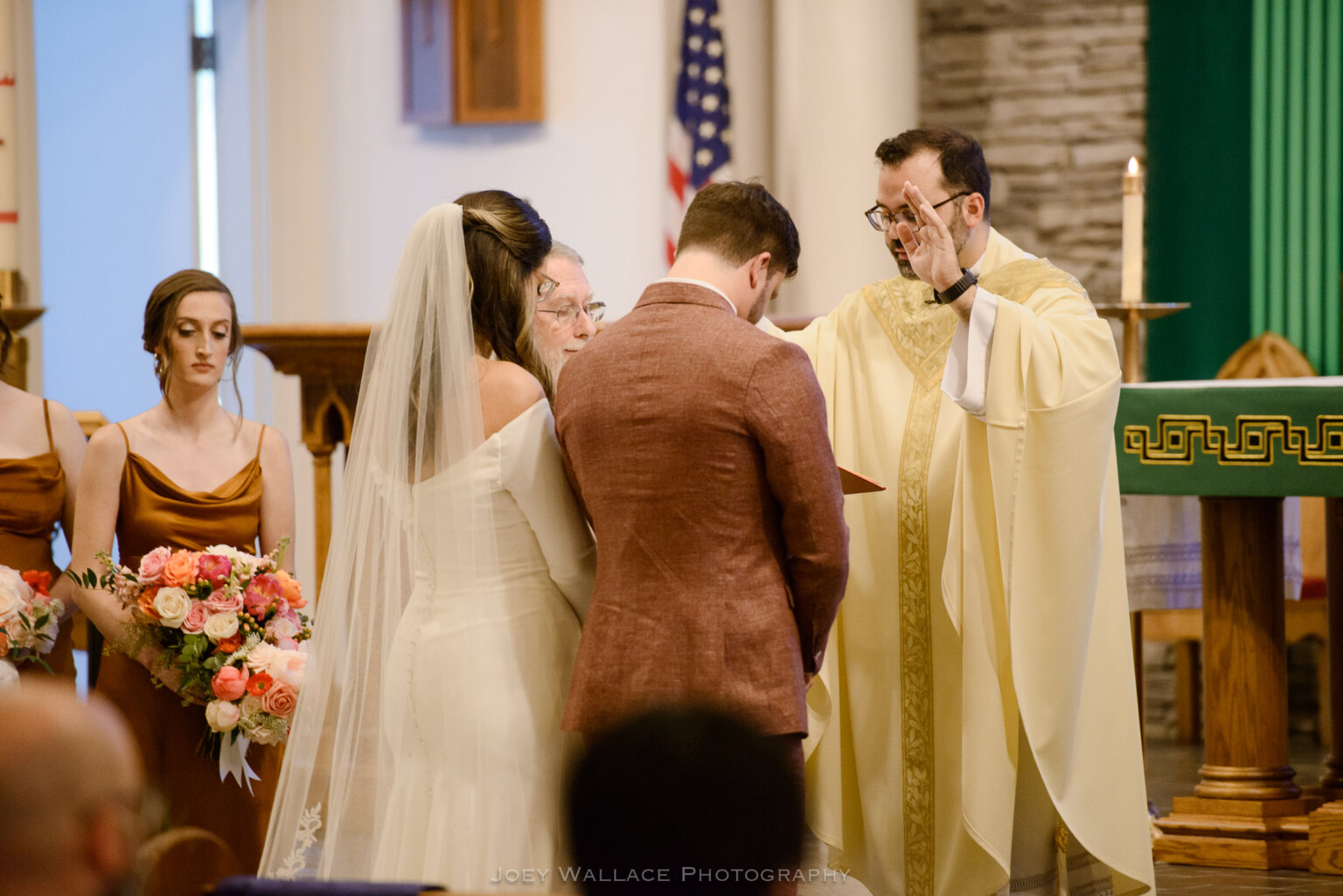A heavenly catholic wedding ceremony at the Holy Trinity Catholic ...